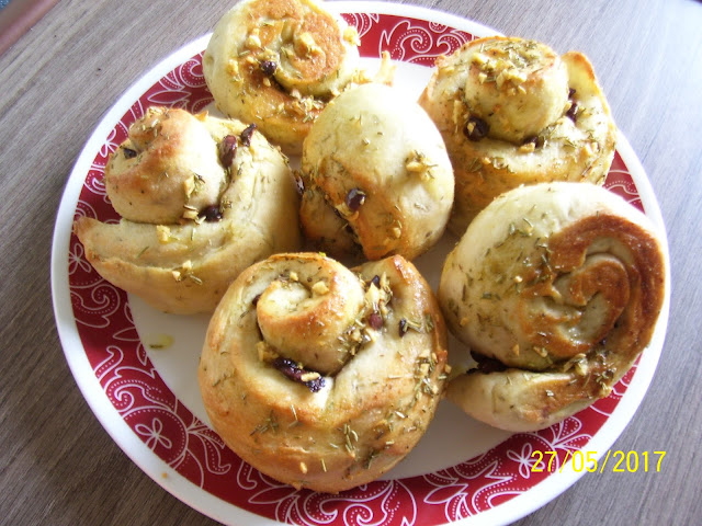 Kitchen With a Purpose: Olive,Garlic and Rosemary Bread Rolls/Pinwheels