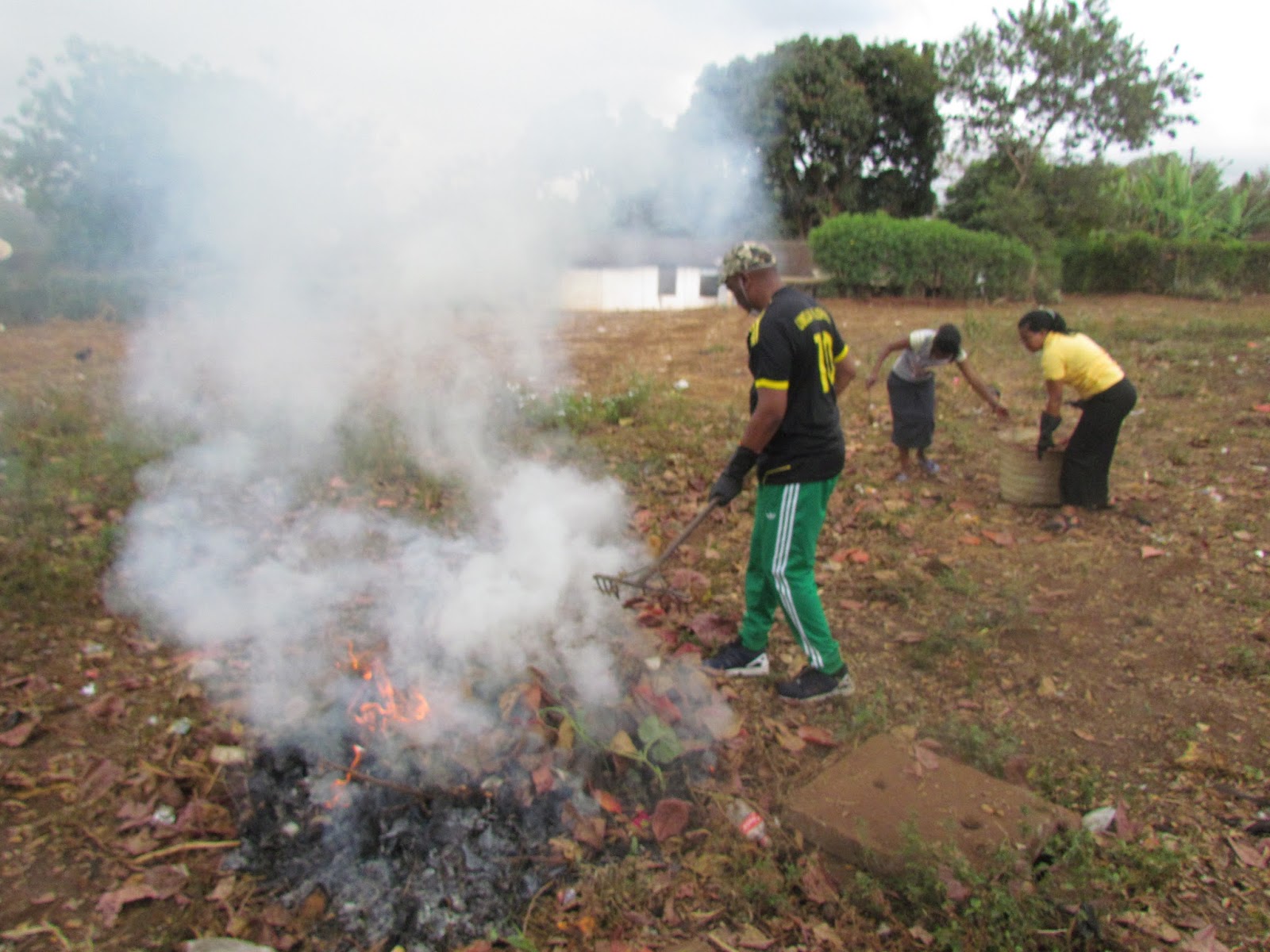 TIZAMA PICHA ZA MH. DAVIS MOSHA AKIFANYA USAFI NA WANANCHI WA MANISPAA ...