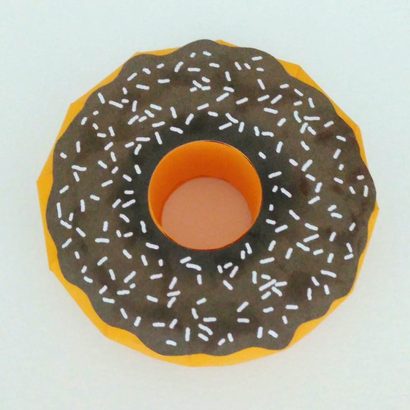 Esselle Crafts: Doughnut-Shaped Box