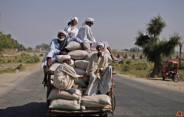Pakistan Fashion: Village Life In Pakistan.