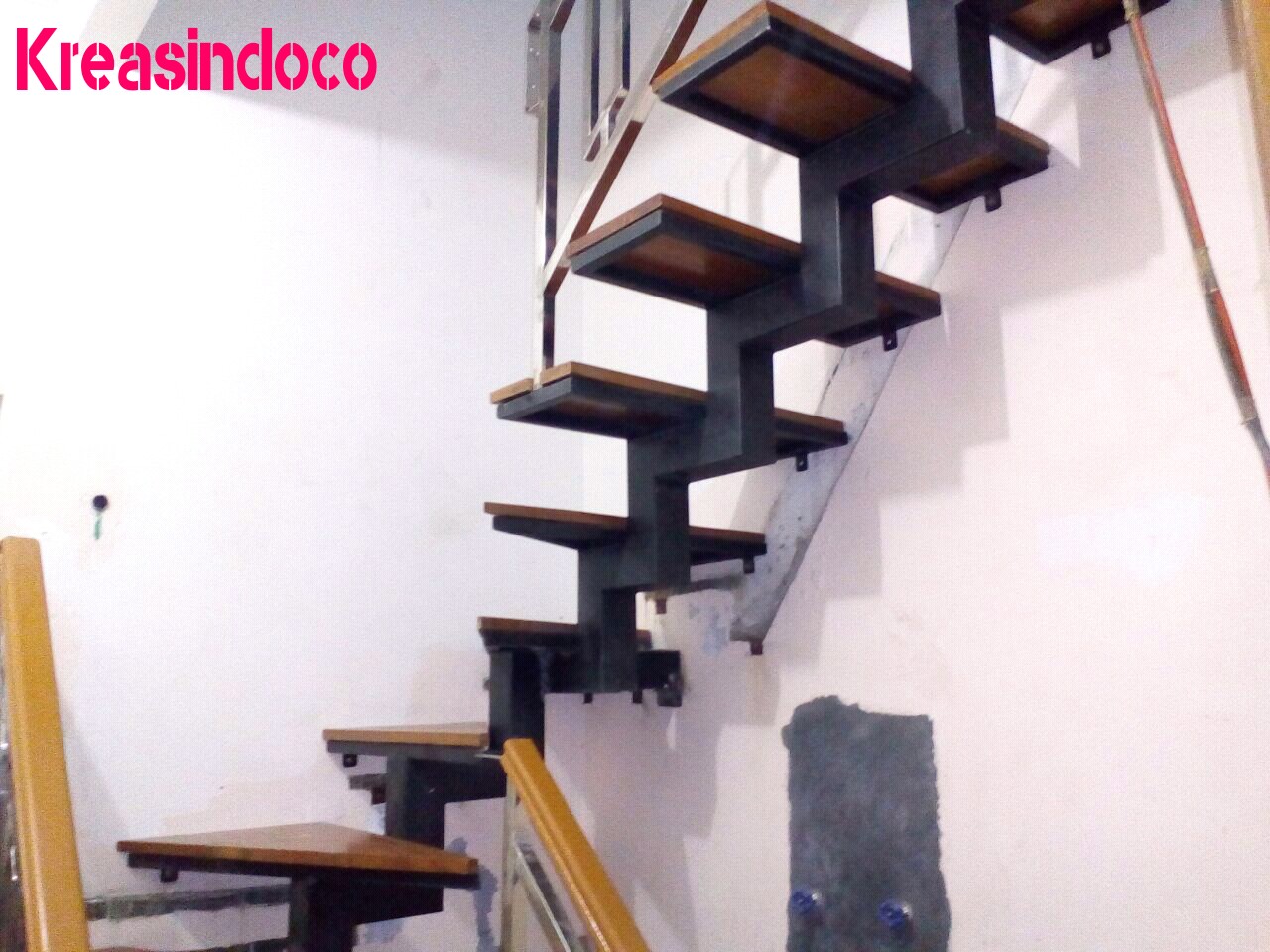 Tangga Trap Besi Kombinasi Kayu Kamper Pemasangan Di Perumahan Gema ...