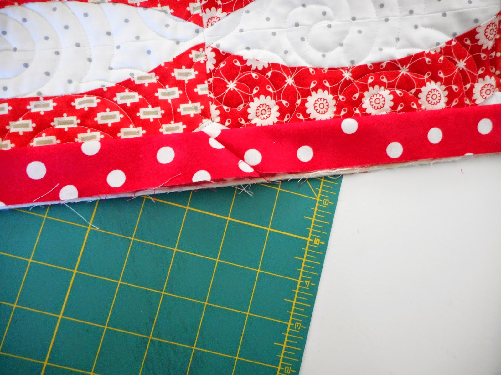 Pinkadot Quilts: Peppermint Patty and a Binding Tutorial