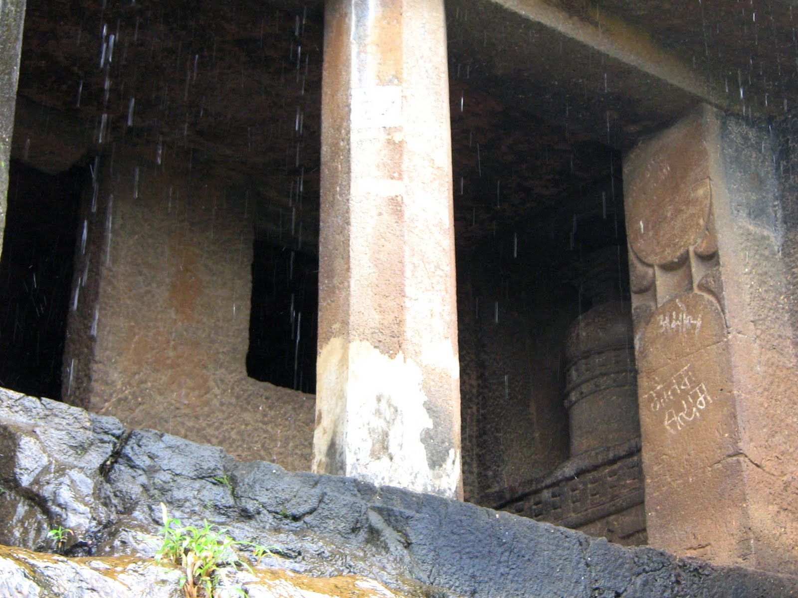 Travelz Unlimited: Gandhar Pale Cave, Mahad : A Photo Feature