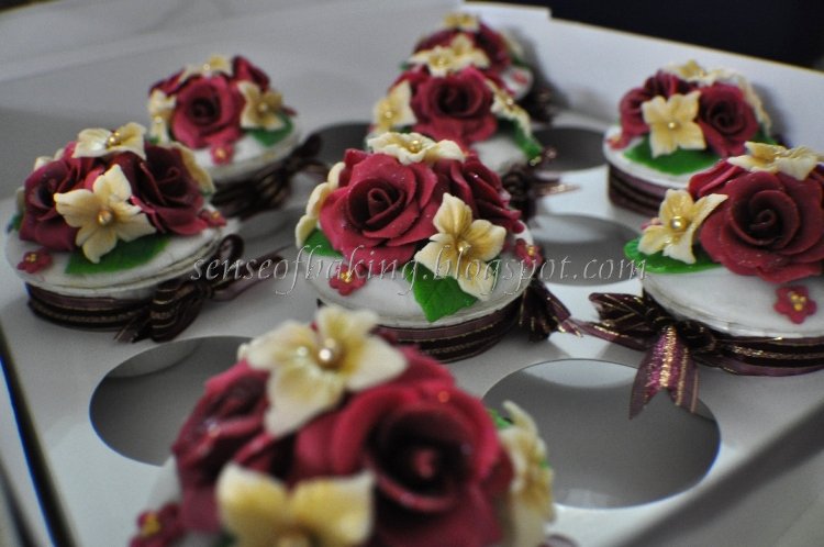 Senseofbaking: Cupcake : Maroon & gold theme cuppies