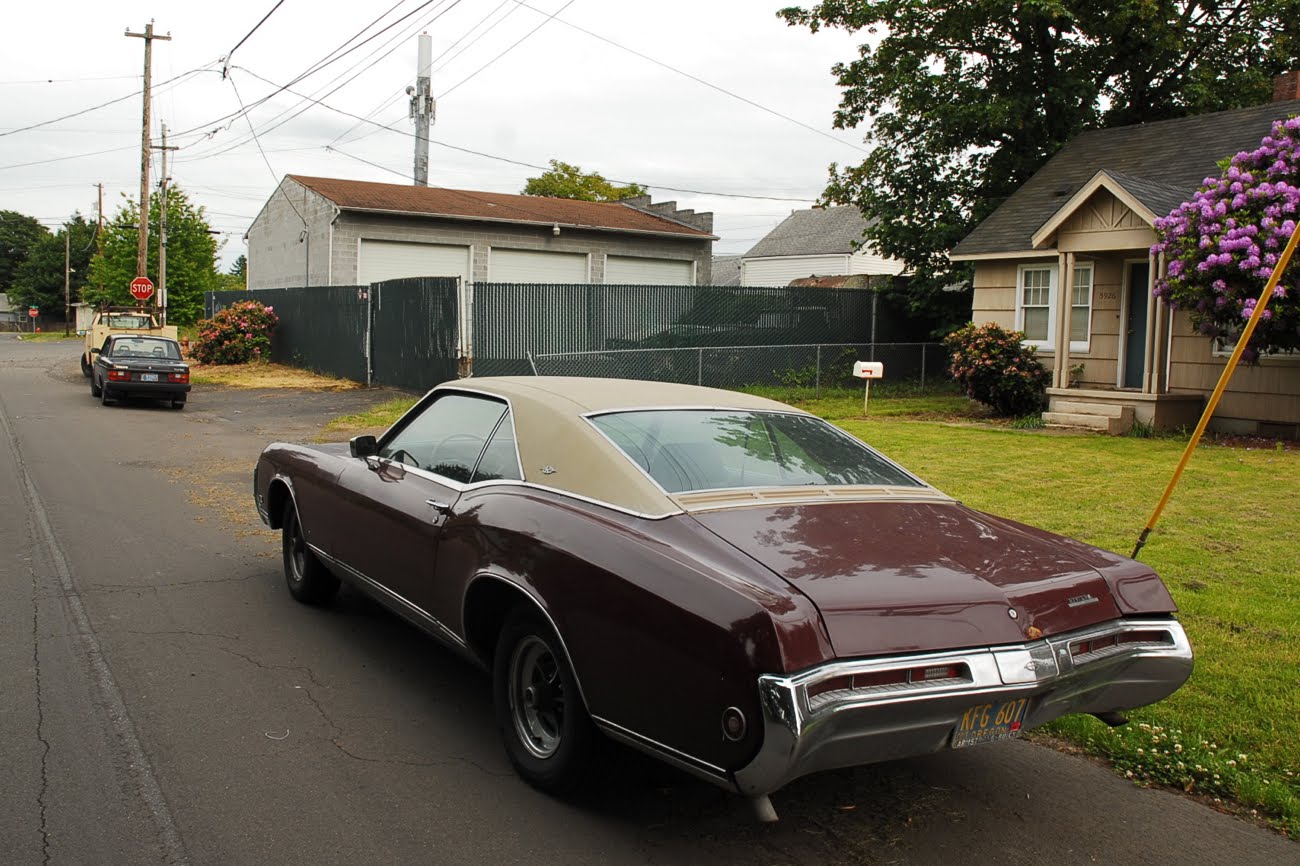 OLD PARKED CARS.: 1969 Buick Riviera.