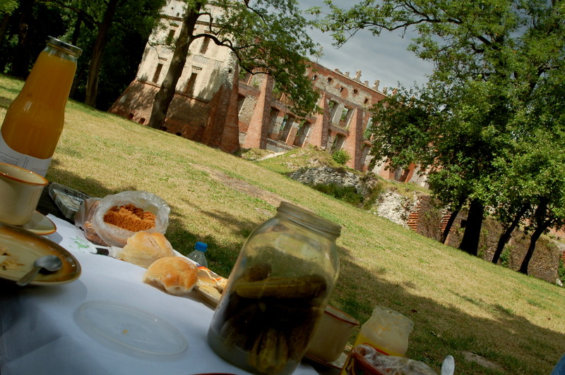 I tu i tam....Y aqui y alla: Grobowiec-piramida, ruina zamku i Perła ...