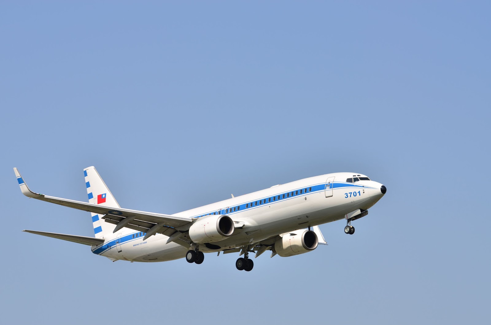 High YoYo: ROCAF Boeing 737-800 "3701"