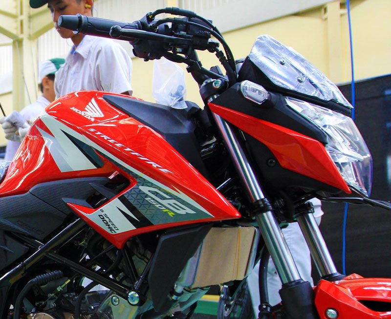 WARNA DAN STRIPING BARU HONDA CB 150R STREETFIRE TAHUN 2016 - MERDEKA MOTOR