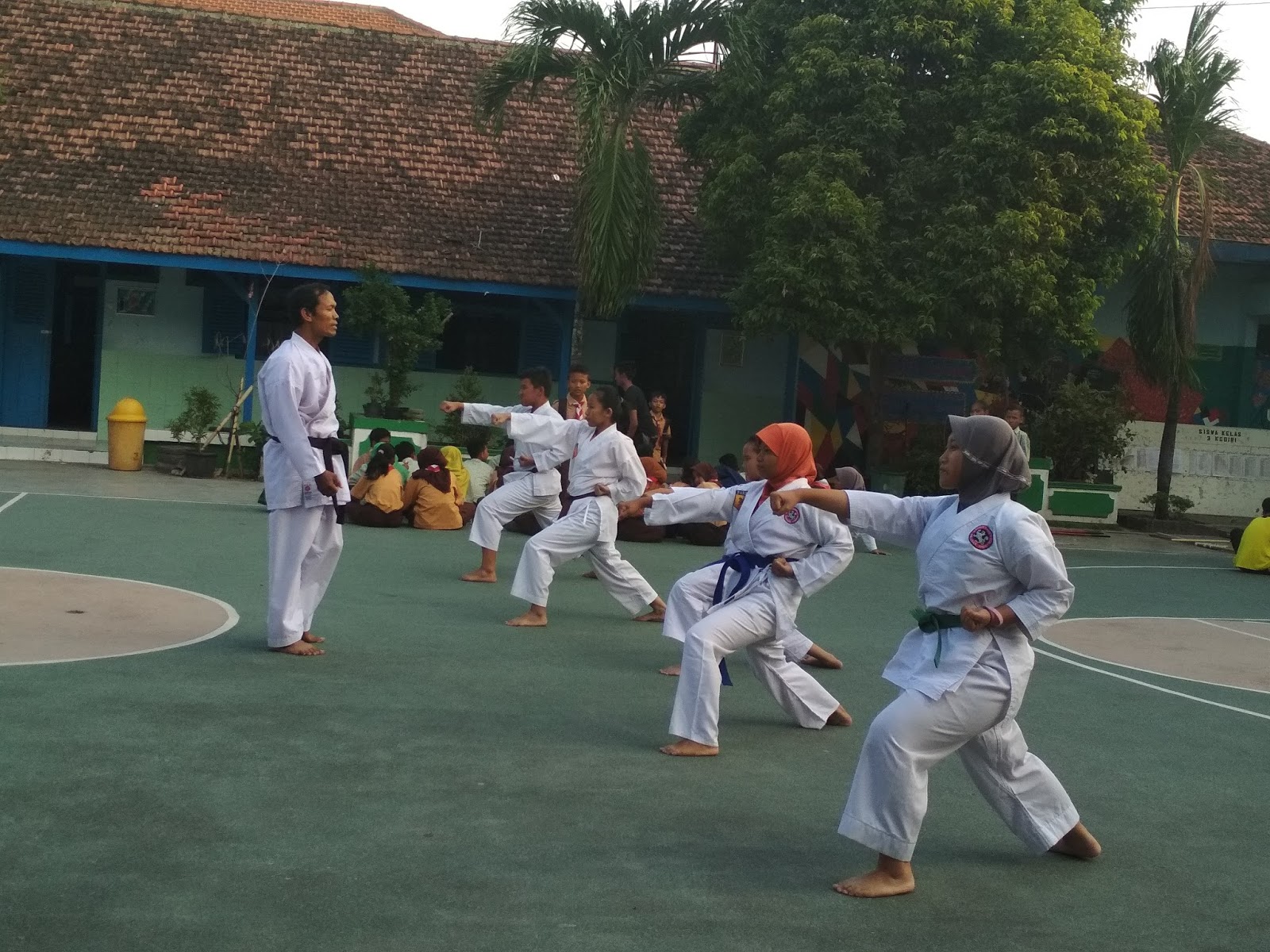 Karate: Kihon (teknik dasar) & Dachi (kuda-kuda)