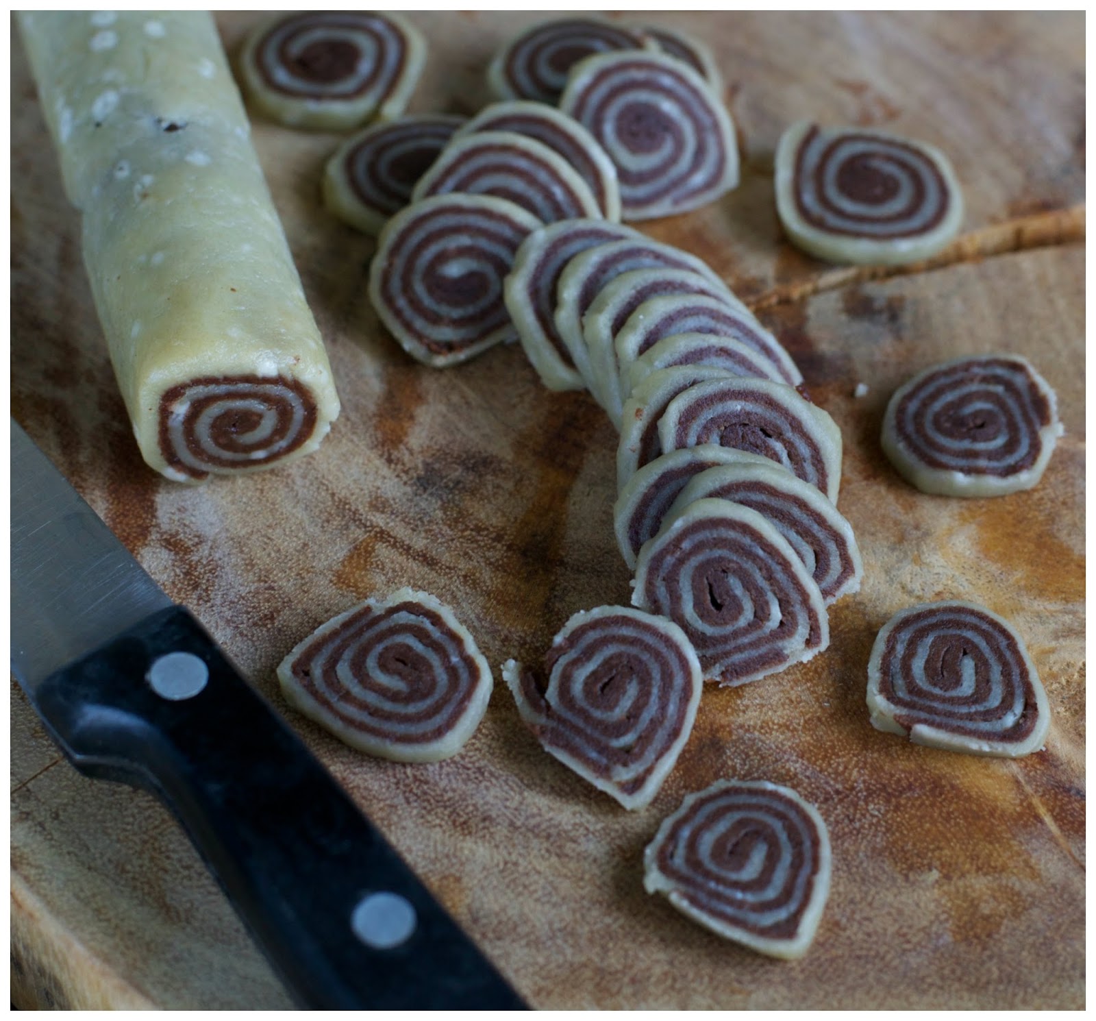 Indonesian Medan Food: Kuping Gajah / Crispy Chocolate Pin Wheel