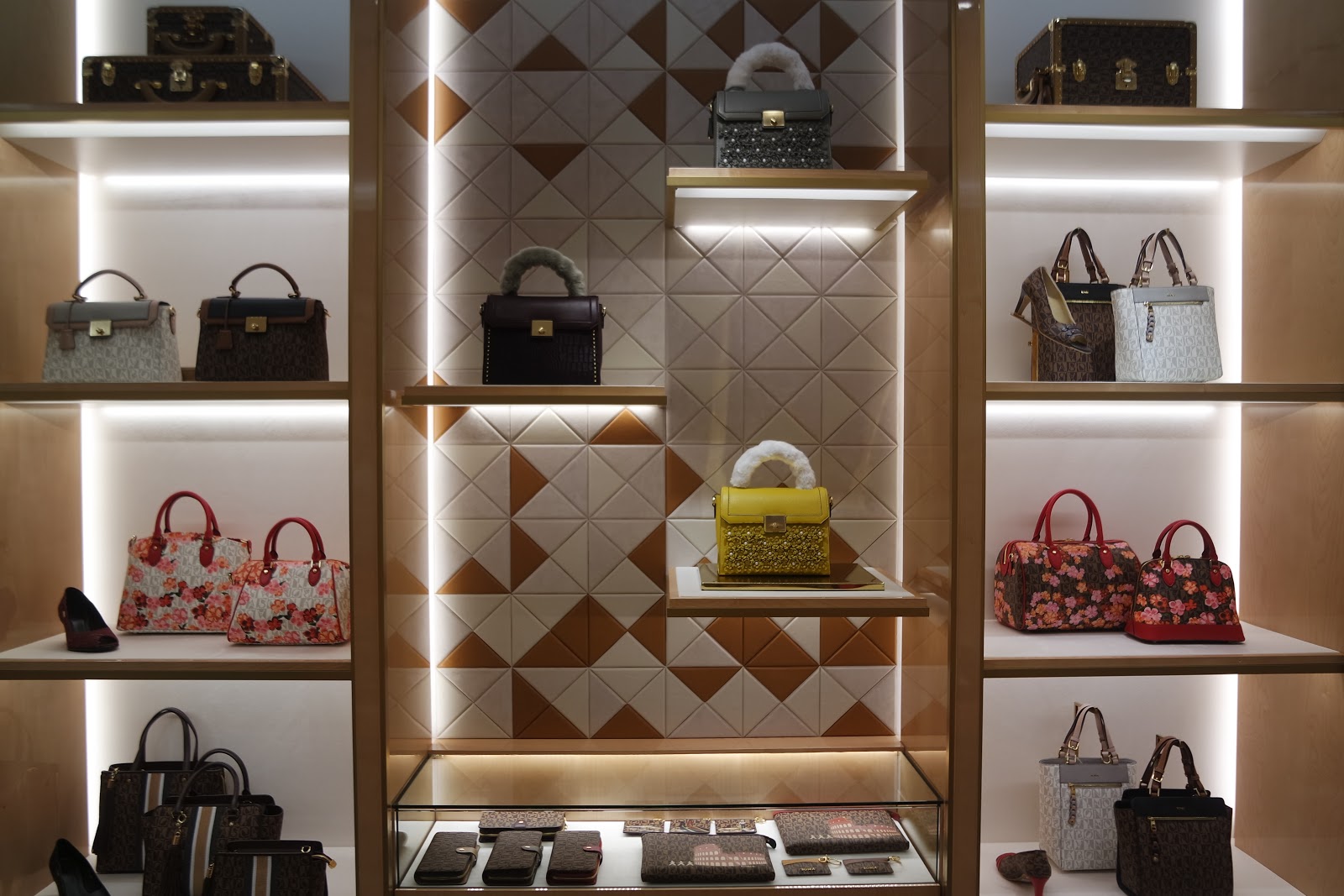 BUTIK BONIA DI MID VALLEY SESAK KERANA AERIL ZAFREL