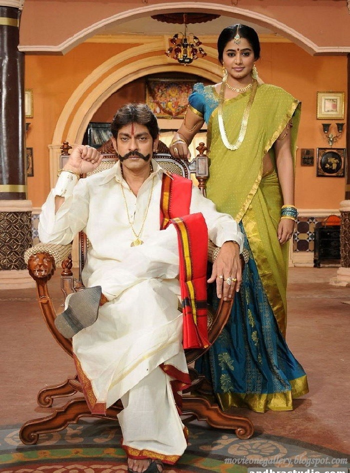 Kshetram Priyamani turns romantic Stills ~ MovieONE Gallery