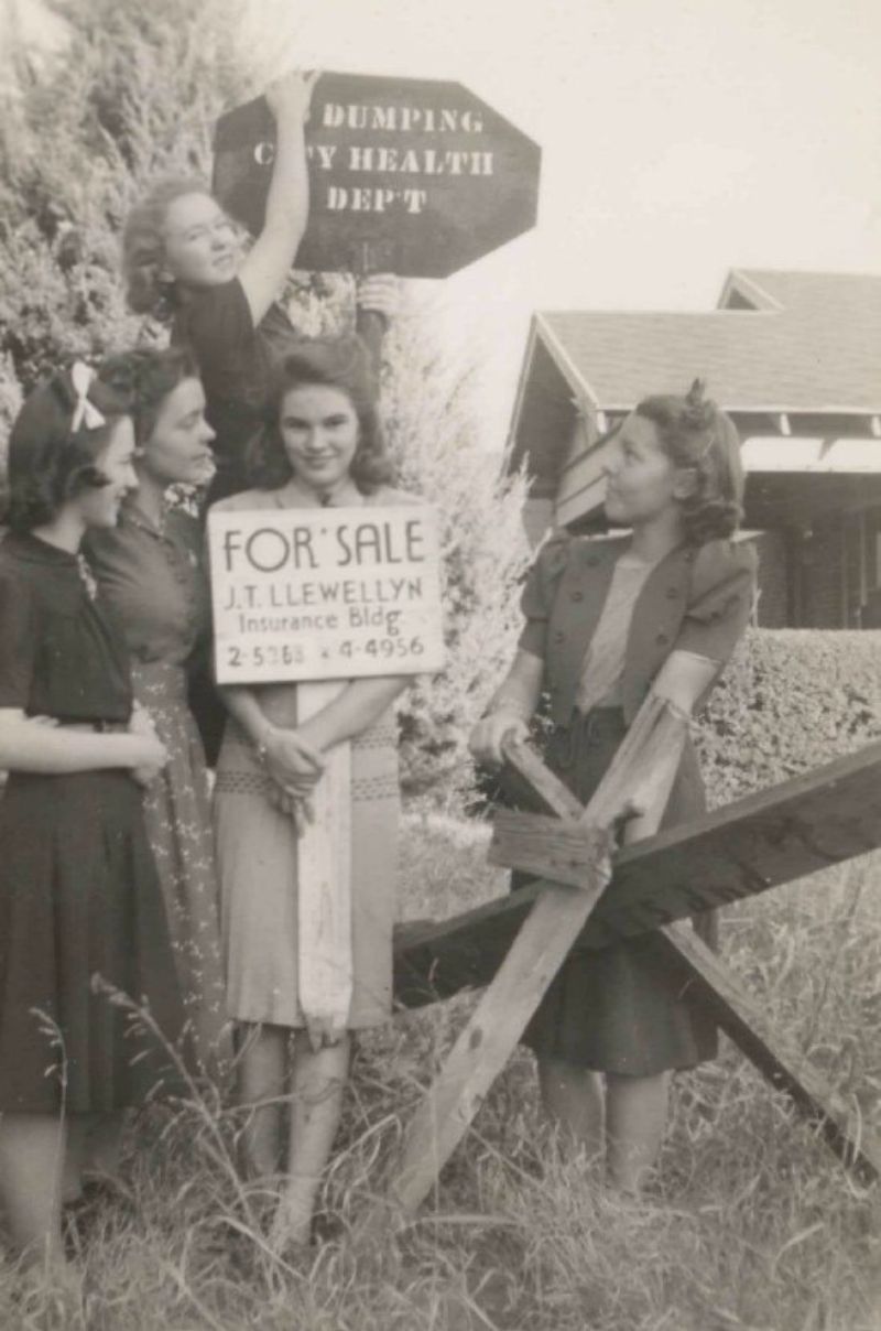 Sign of the Times – 21 Hilarious Vintage Snapshots of People Posing ...