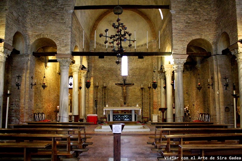 La basílica de la Assunta y su entorno en la isla de Torcello en Venecia