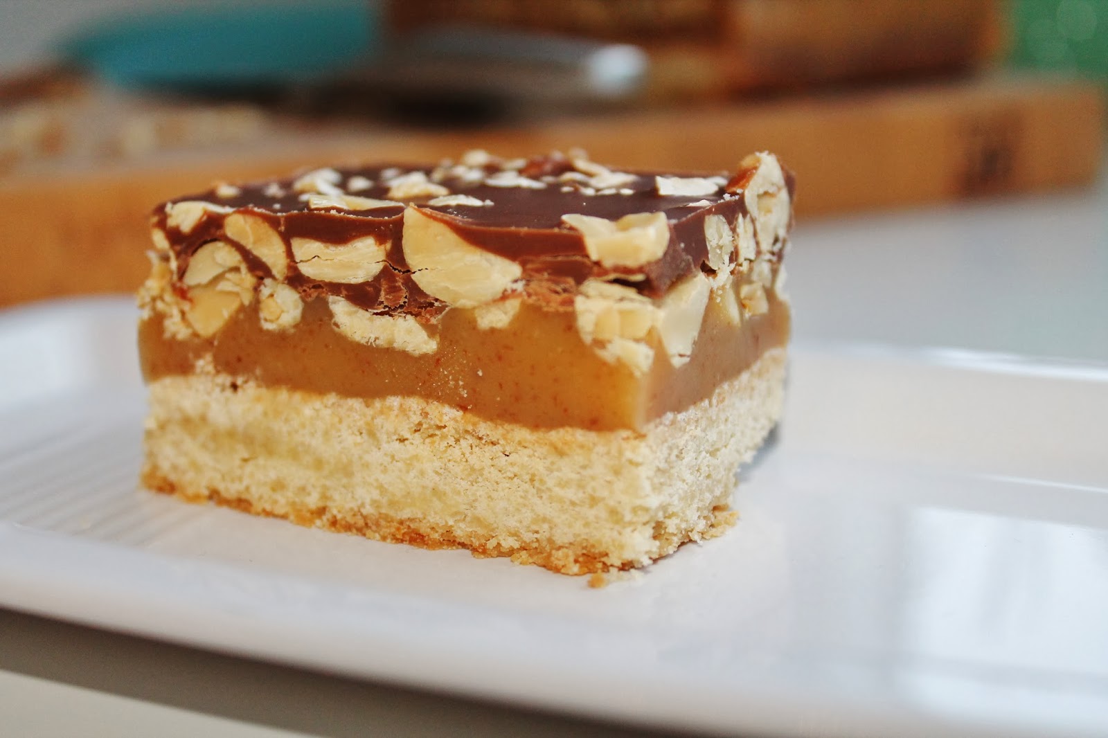 The Cakeaholic: Snickers squares