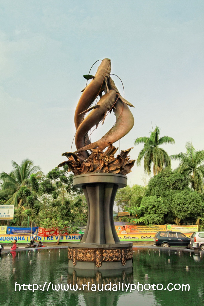 TUGU IKAN SELAIS TIGA SEPADAN | RIAU DAILY PHOTO