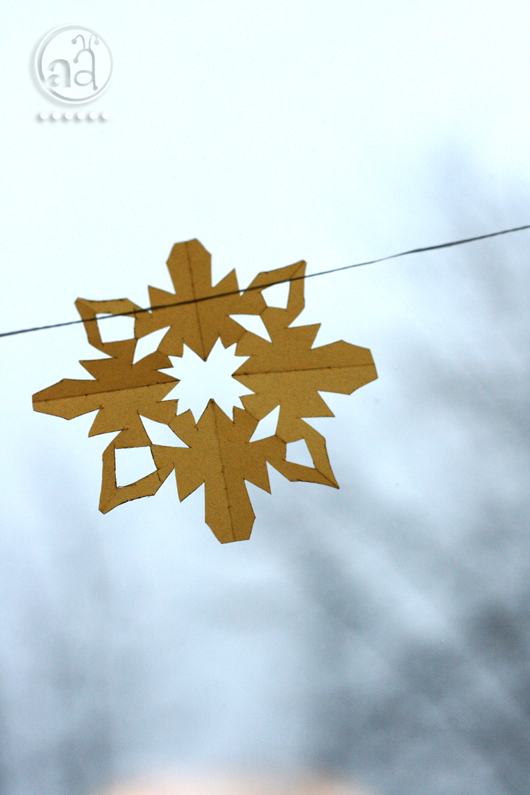 diy seasonal home decor: paper snowflakes | artsy ants