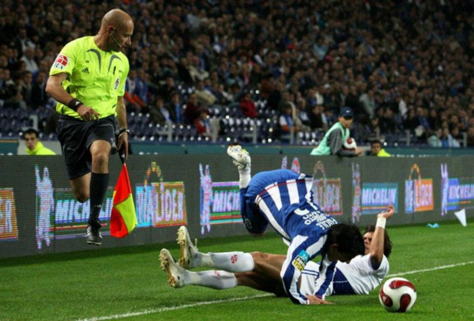 O UNIVERSO DA ARBITRAGEM DE FUTEBOL: A VIDA DO ÁRBITRO