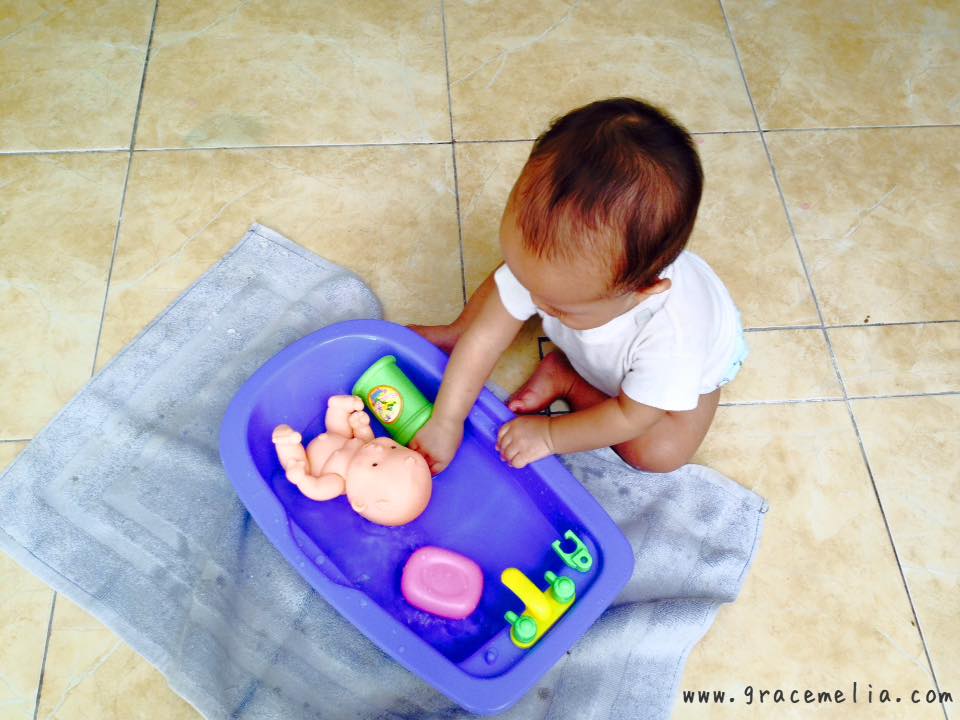Permainan Bayi 8 Bulan: Memandikan Boneka | gracemelia.com | Parenting ...