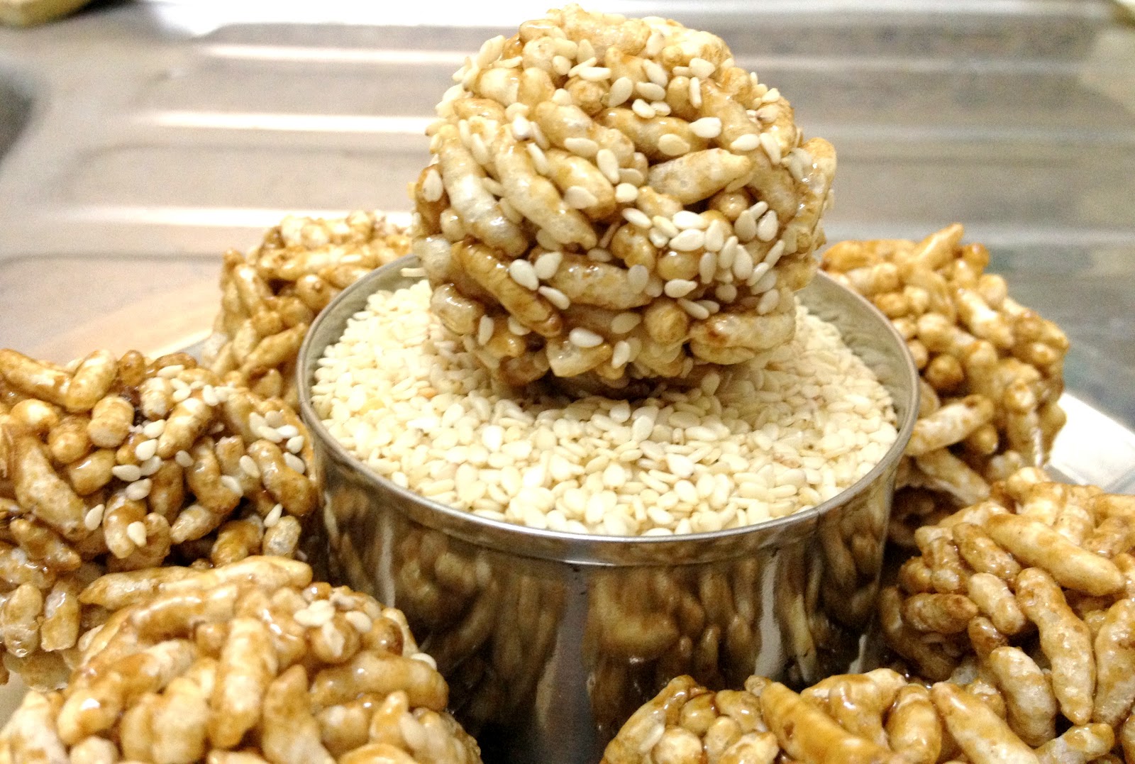Nisha's Kitchen: Sesame - Puffed Rice balls (Ellu Pori Urundai)