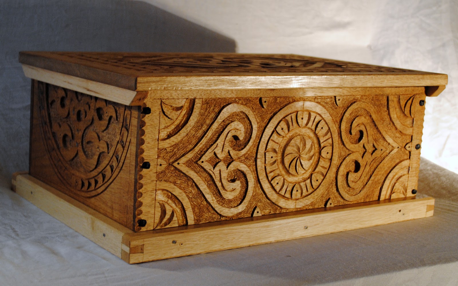 Final Pictures of the Mahogany Carved Box
