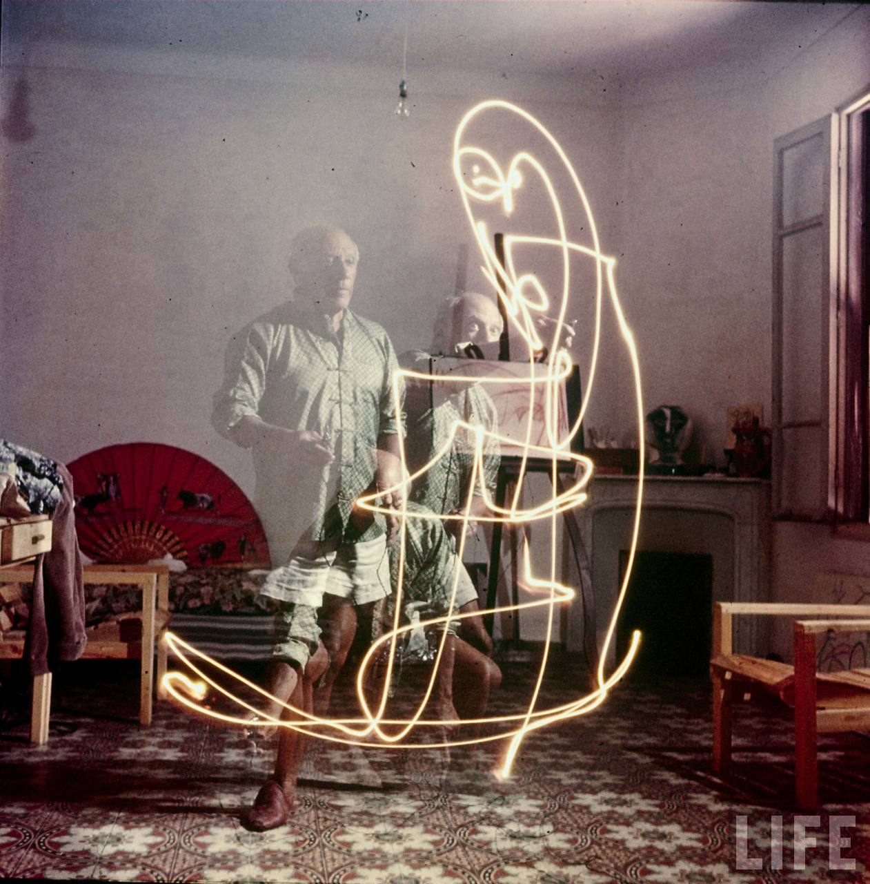 Amazing Color Photographs of Picasso Painting in Light in 1949 ...