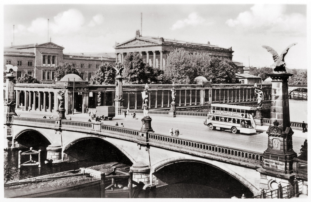 Amazing Photos Capture Street Scenes of Berlin in the 1930s ~ Vintage ...