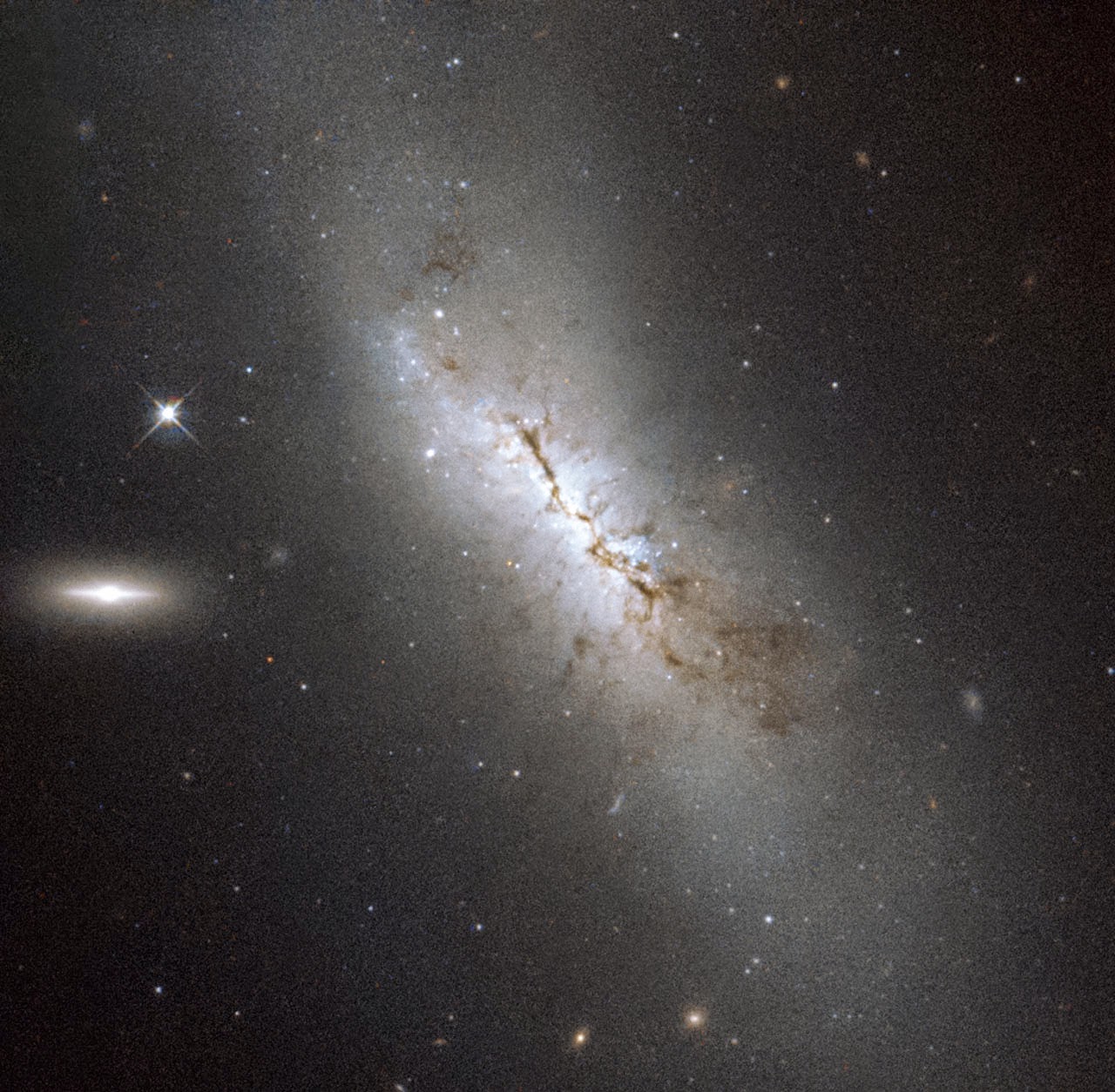 [사진] 오늘의 NASA 사진 Hubble Images a Dusty Galaxy, Home to an Exploding Star