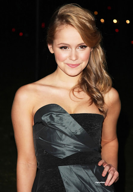 Cassi Thomson's Pretty Cleavage..!! ~ All About Beautiful Girls