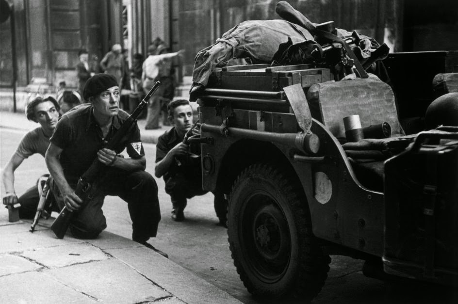 20 Incredible Photographs of France Taken by Robert Capa During World ...