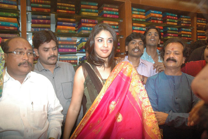 Telugu Cinema News: Richa Gangopadhyay at RKS Grand Shopping Mall Launch