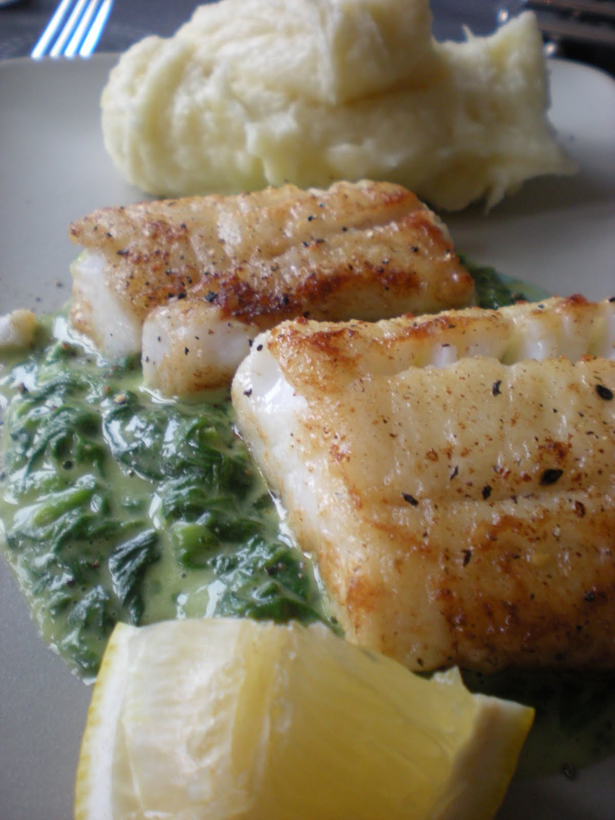 Mörk o Mat: Stekt torskfilé med stuvad spenat och parmesanmos