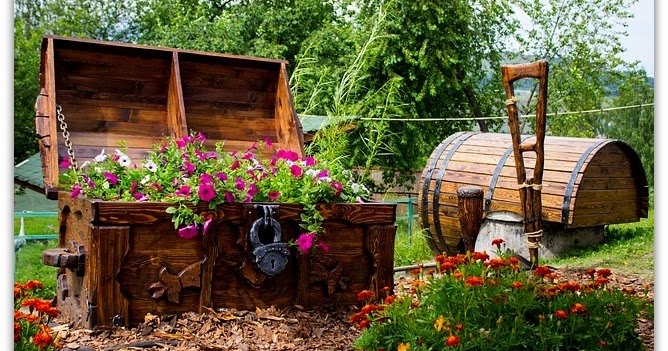 Yard and Garden Secrets: Rustic Trunk Planter Ideas