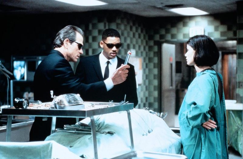 Film Guru Lad - Film Reviews: Men in Black Review