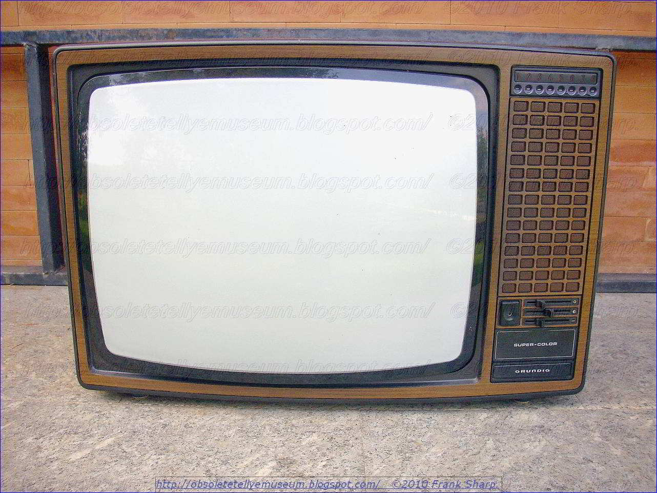 Obsolete Technology Tellye !: GRUNDIG SUPER COLOR 8610 YEAR 1977.