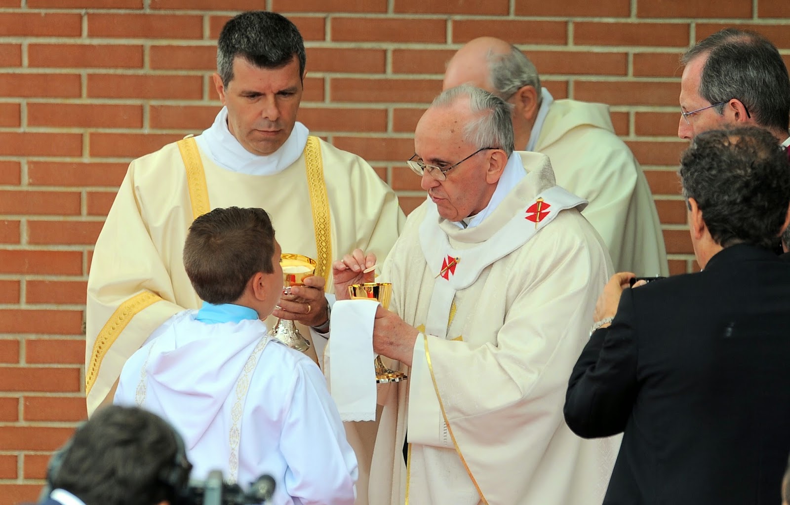 ¿Se puede dar en la mano la comunión bajo las dos especies?