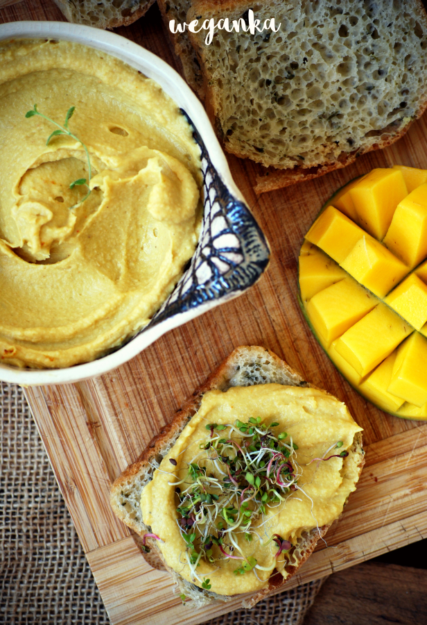 Hummus z mango i curry