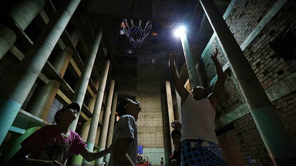 'Torre de David': A favela de 45 andares de Caracas