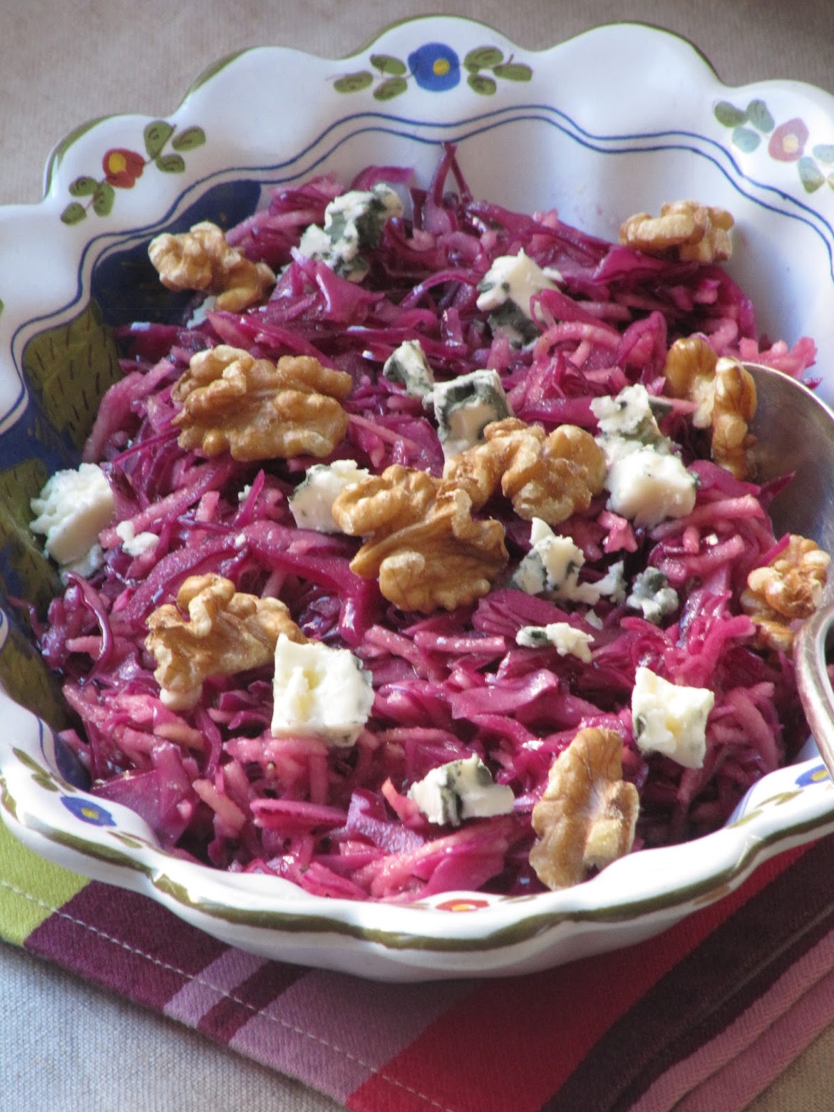 La cuisine d'ici et d'ISCA: Salade de chou rouge, pommes, noix & roquefort