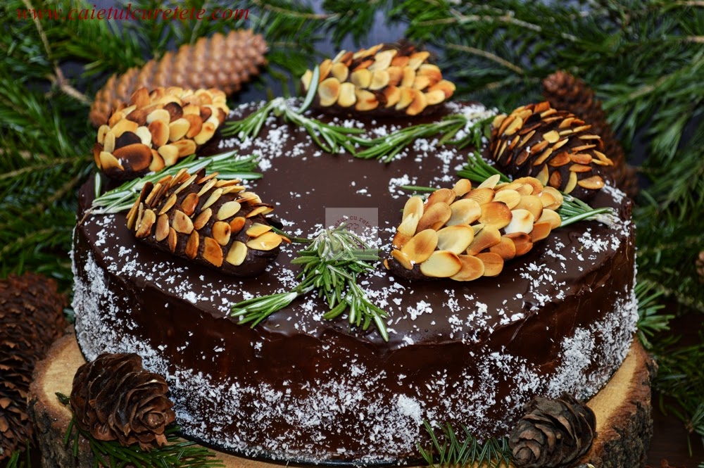Tort cu crema de fructe de padure si conuri de brad - CAIETUL CU RETETE