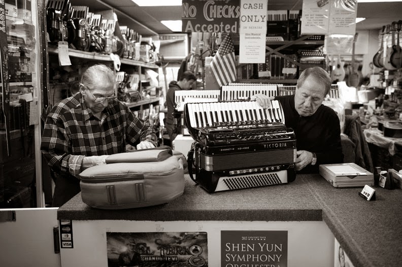 Gudrun Georges: Alex' Musical Instruments