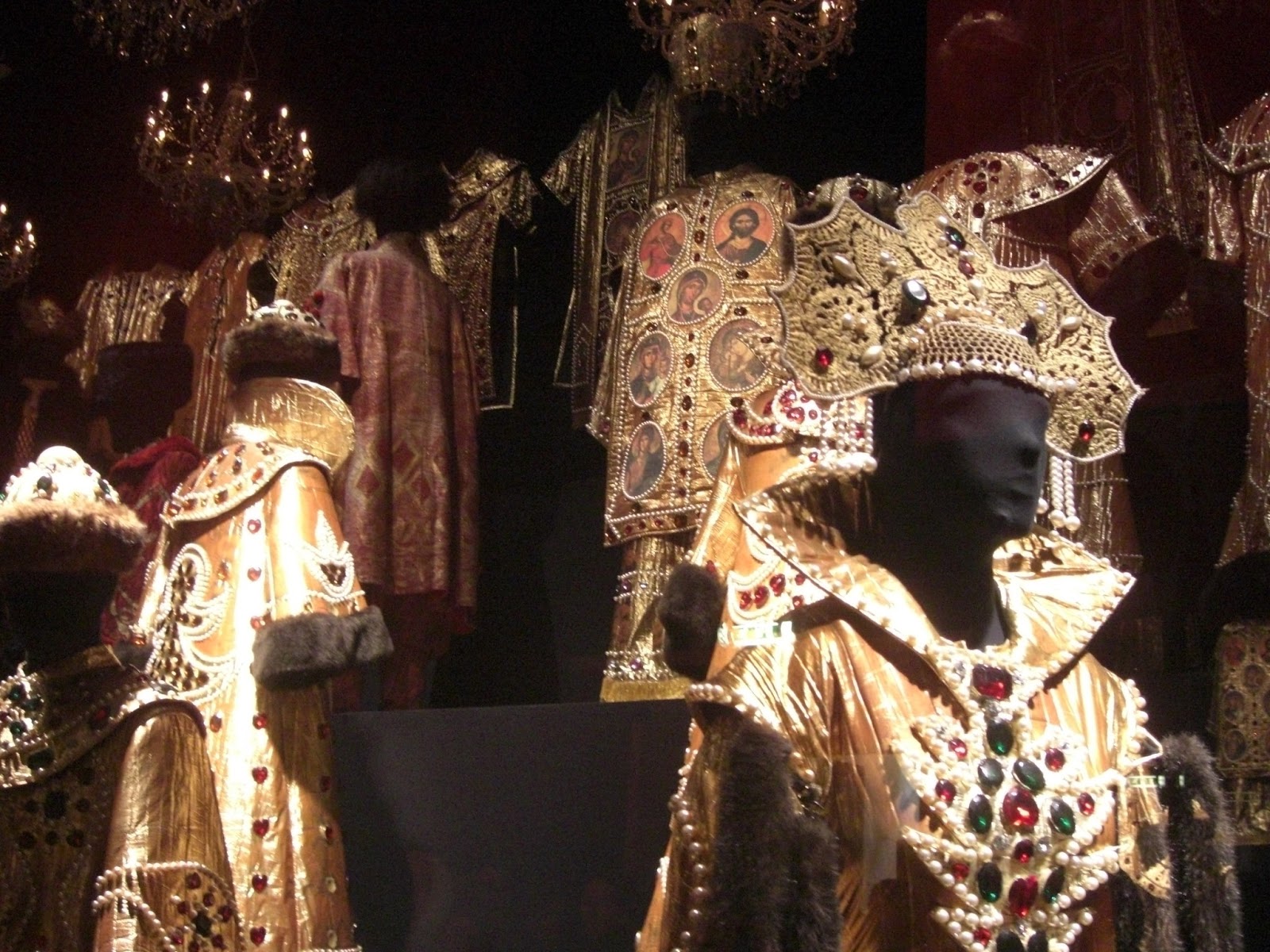 Daniel Ogier le décorateur: COSTUMER LE POUVOIR opéra et cinéma