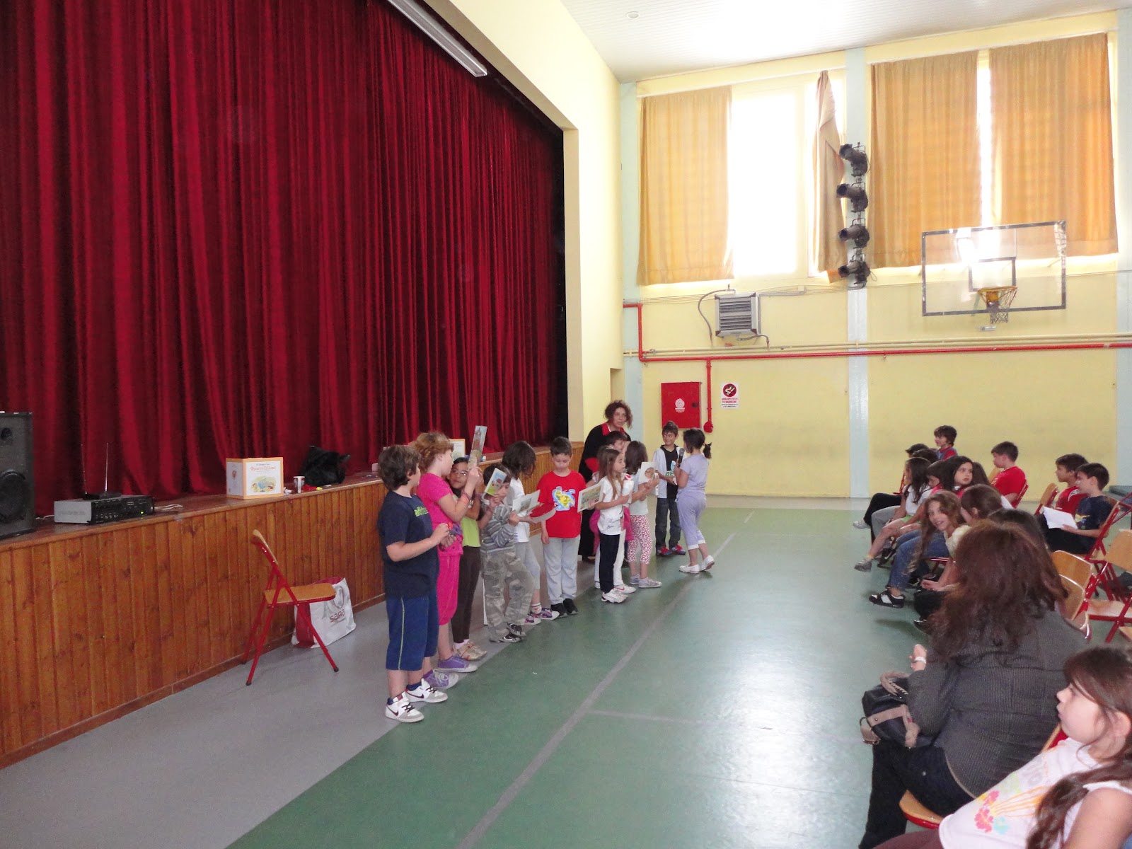 1o Δημοτικό Σχολείο Συκεών: H ΣΥΓΓΡΑΦΕΑΣ ΑΓΓΕΛΙΚΗ ΠΑΠΑΔΟΠΟΥΛΟΥ ΣΤΑ 1ο ...