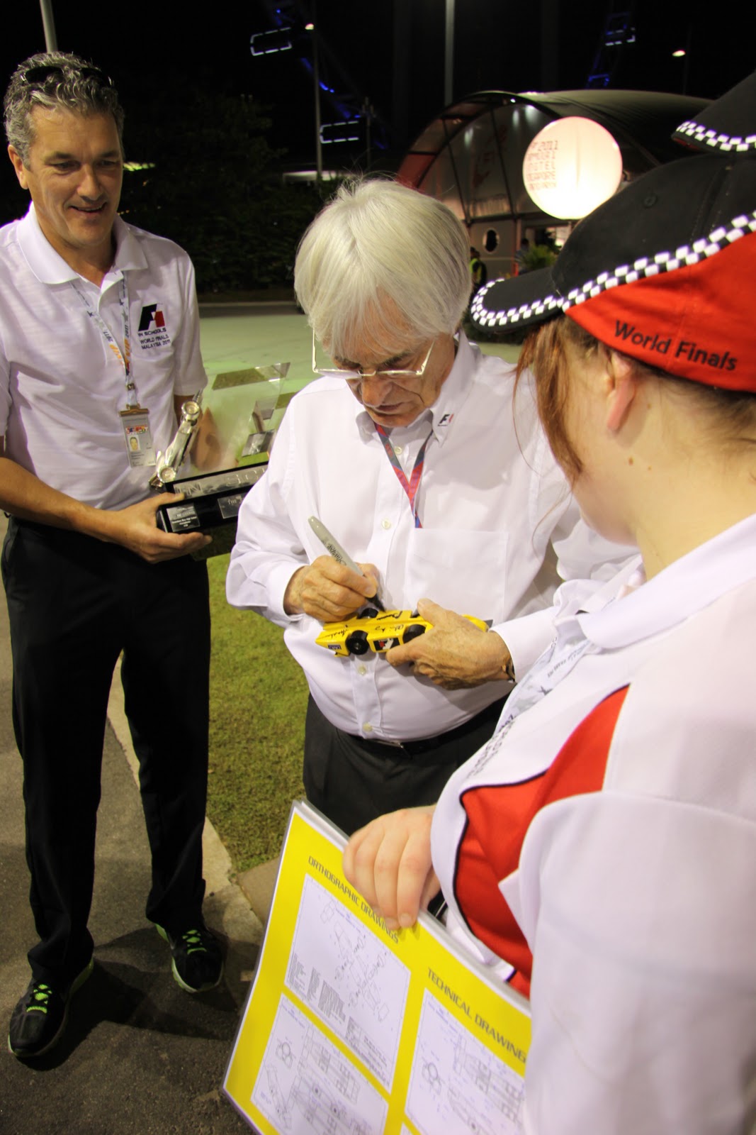 F1 in Schools Ireland on Blogger: Bernie Ecclestone presents his trophy ...