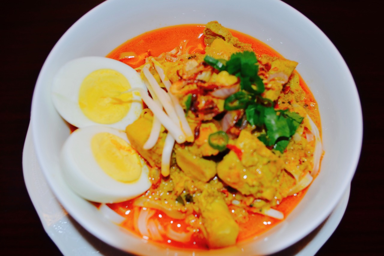 Lada's Kitchen: Chicken Curry with Rice Noodle Soup (เกี๋ยวเตี๋ยวแกง)