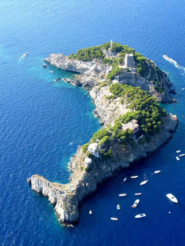 15 islands with natural shapes that will leave you speechless