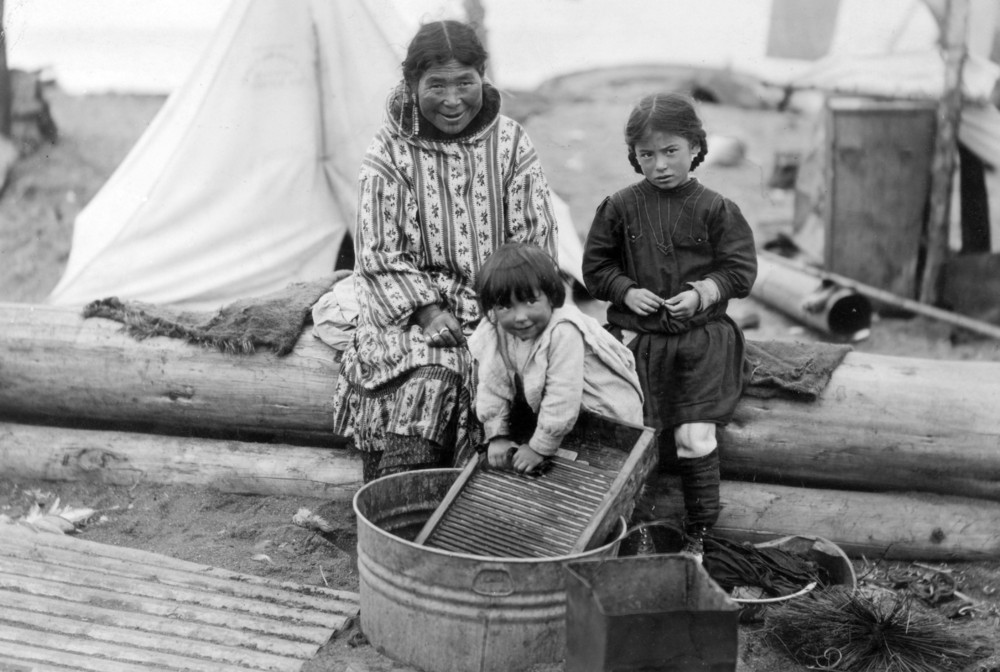25 Amazing Vintage Photographs That Capture Everyday Life of Inuit ...