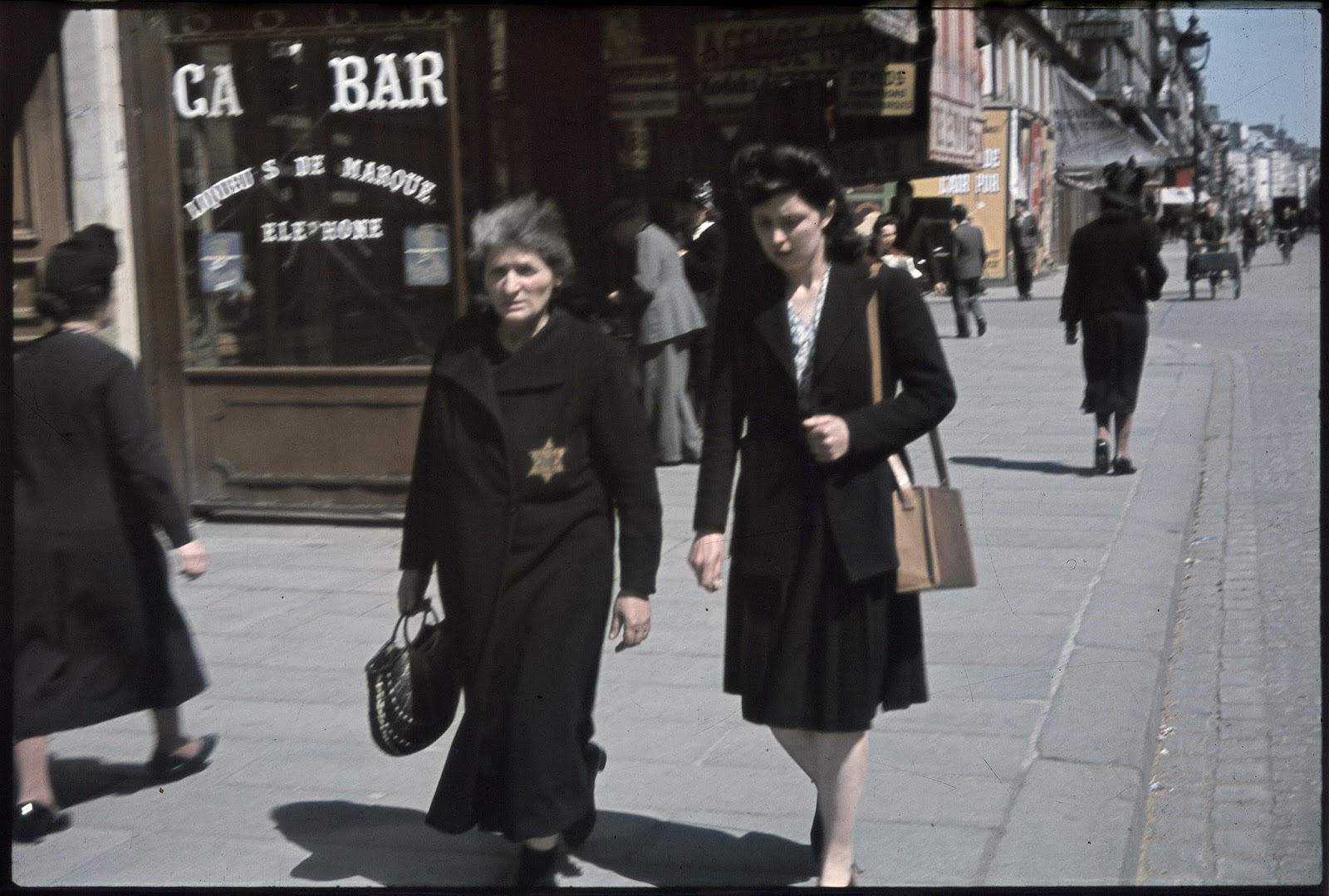 40 Amazing Color Photographs That Capture Street Scenes of Paris Under ...