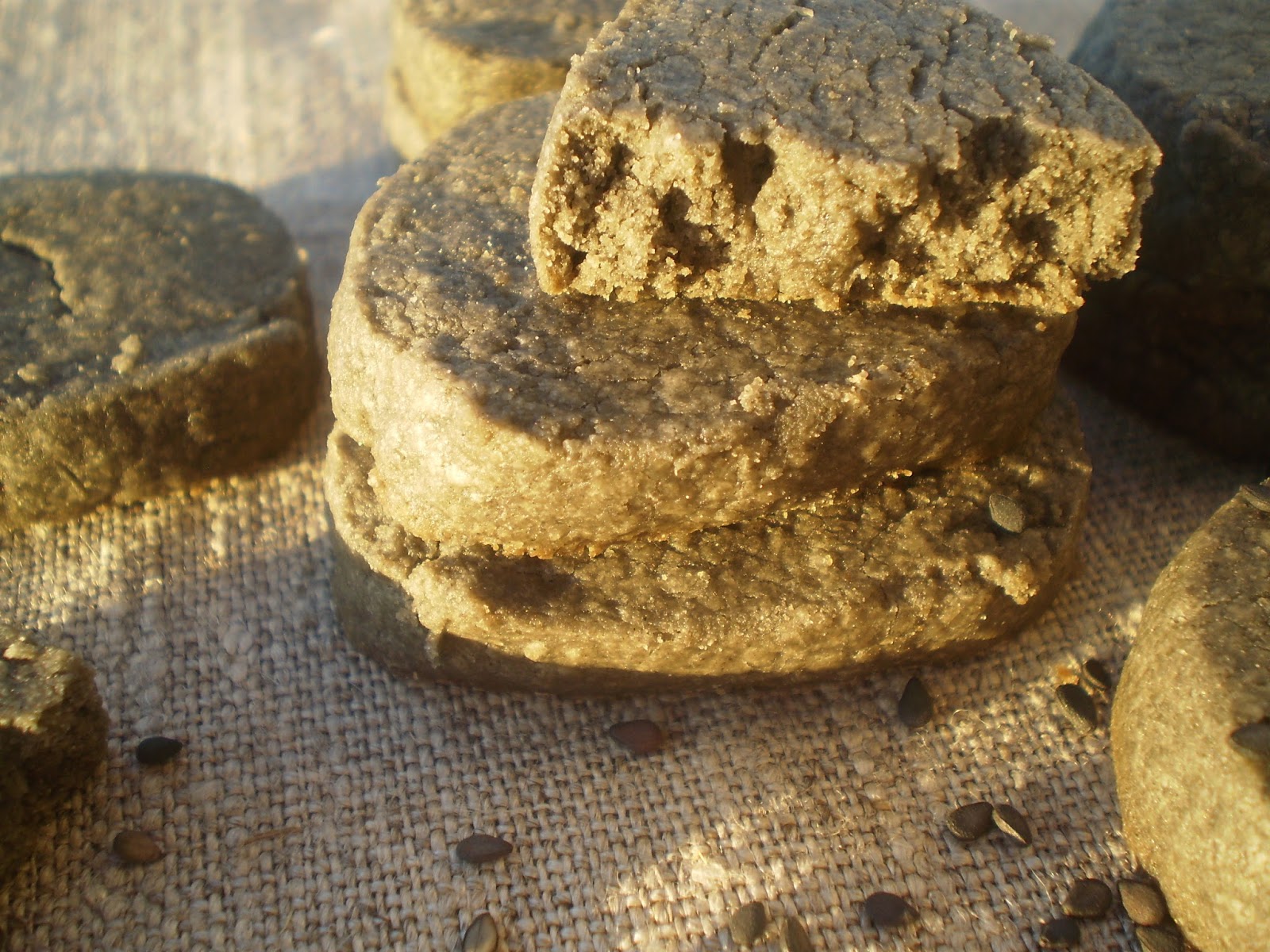 vinotava1: MELNĀ SEZAMA SMILŠU CEPUMI