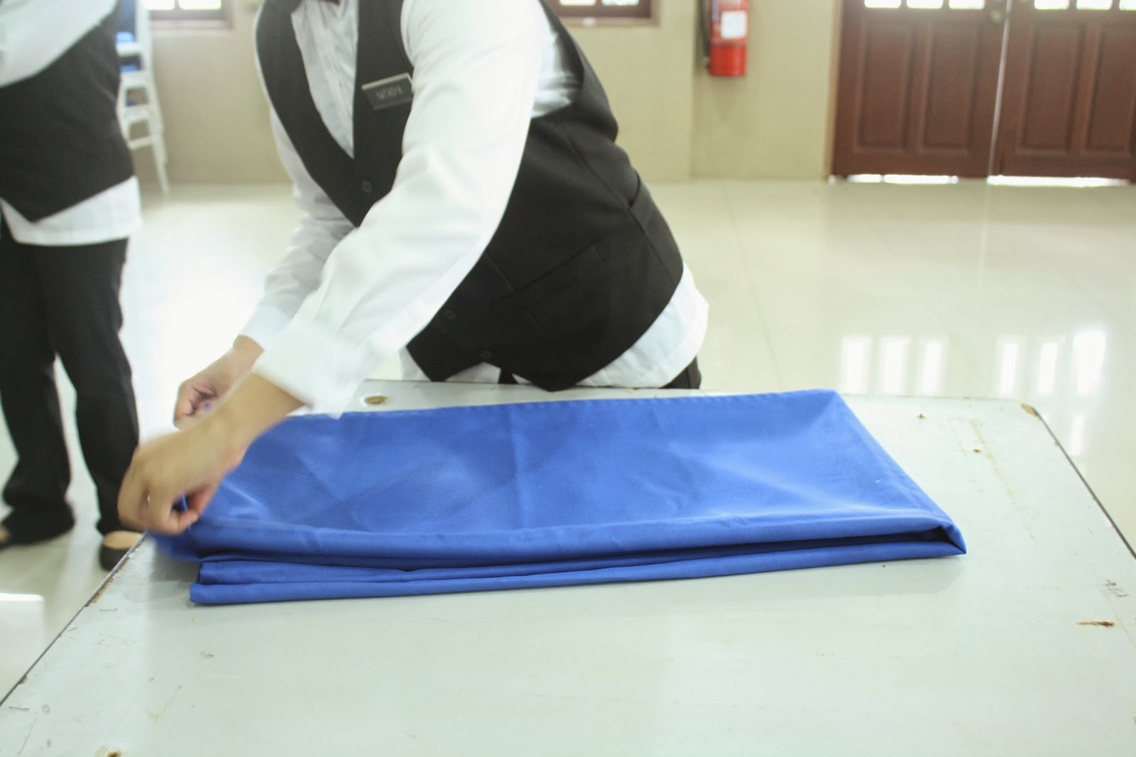 FOOD AND BEVERAGE ESQUINA: How To Folding Table Cloth